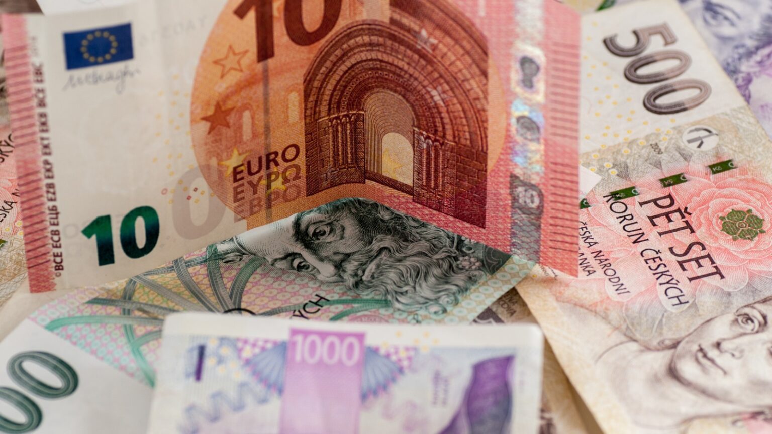 Koruna Pos lila K Euru O Dva Hal e K Dolaru O Deset Zlato cz