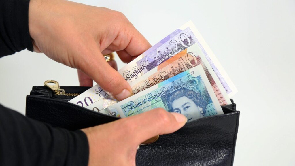 Centrální banka: Bankovky s podobiznou královny zůstávají zákonným ...